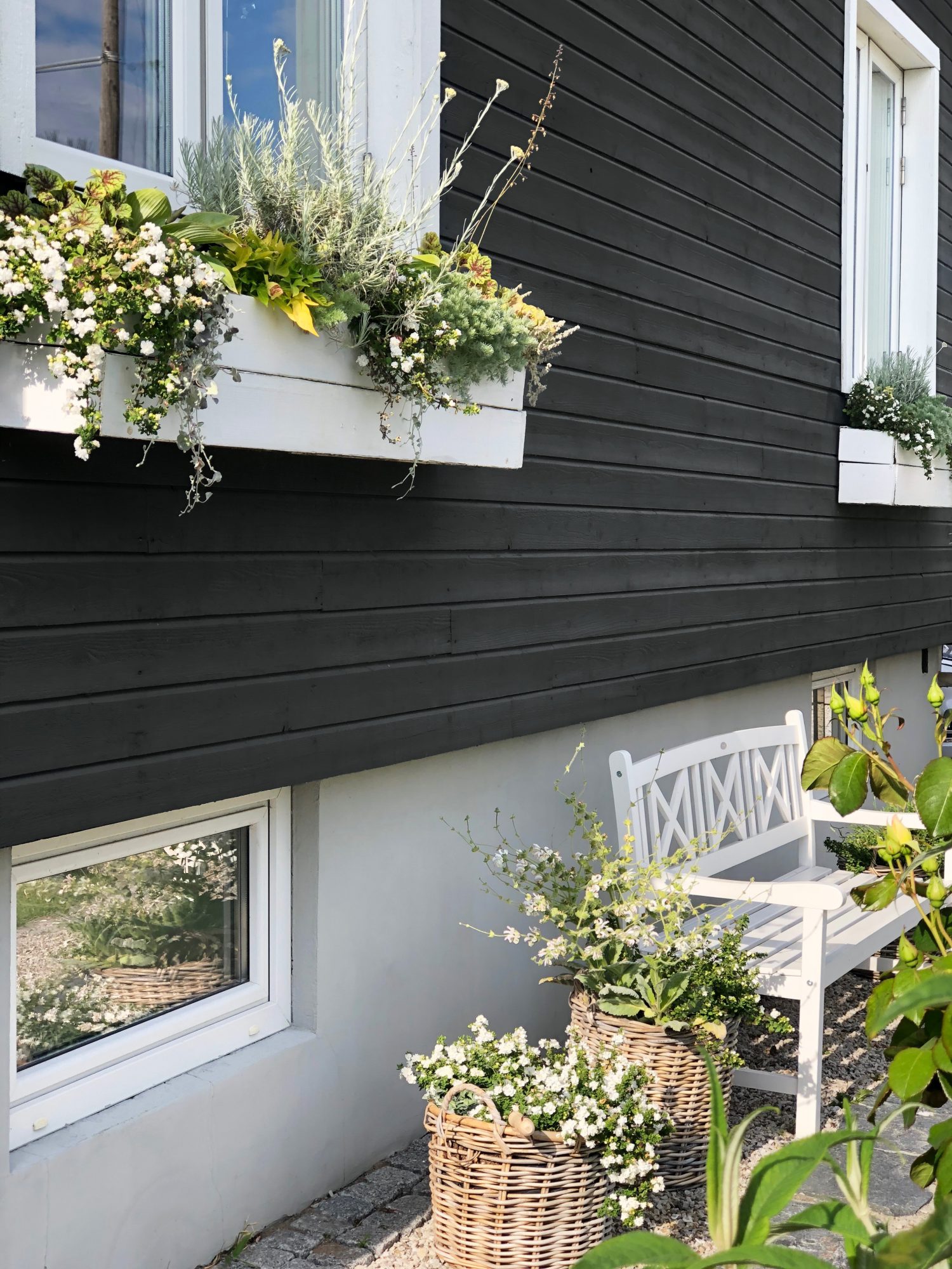 Blomsterdekoratørens supermatte sorte hus - Jotun Uteinspirasjon