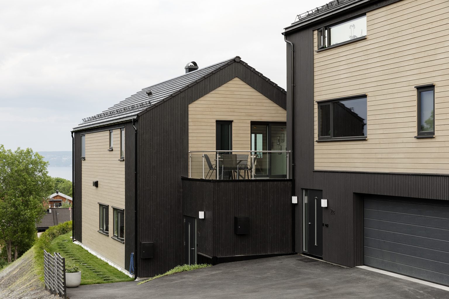 Moderne funkis i dempet sort - Jotun Uteinspirasjon