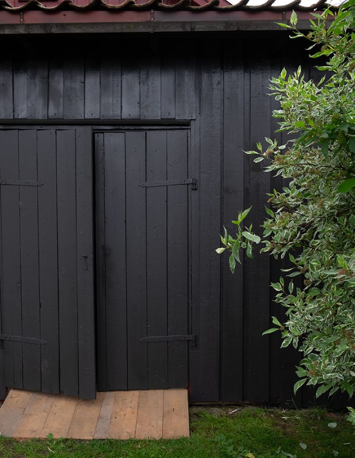 Låven gikk fra rød til dempet sort hjemme hos Halvor Bakke - Jotun ...